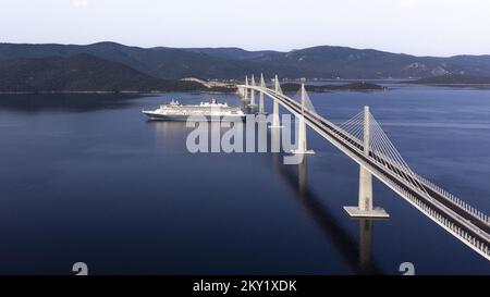 Foto aerea del passaggio del primo grande incrociatore sotto il ponte ...