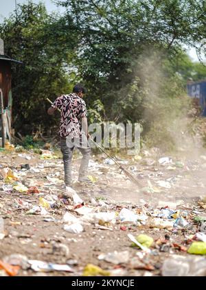 Spazzatrice spazzatrice strada spazzante con scopa, Bombay, Mumbai ...