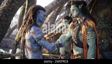 (L-R): Ronal (Kate Winslet), Tonowari (Cliff Curtis), e il clan Metkayina nel 20th ° secolo ...