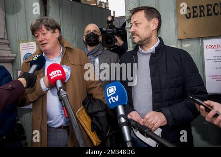 Bart Verhaeghe nella foto dopo una partita di calcio femminile tra Oud ...