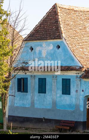 Vista del pittoresco villaggio Viscri in Romania. Dipinte vecchie case ...