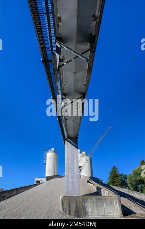 Gru a silos e pala d'acciaio con pali di ghiaia e nastro trasportatore ...