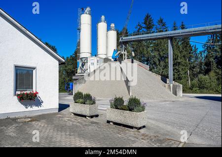Gru a silos e pala d'acciaio con pali di ghiaia e nastro trasportatore ...