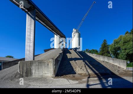 Gru a silos e pala d'acciaio con pali di ghiaia e nastro trasportatore ...