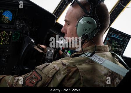 Matthew Deardorff, un pilota assegnato alla 103rd Airlift Wing ...