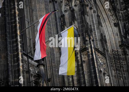 Colonia, Germania. 01st Jan, 2023. Come segno di lutto, la bandiera del ...