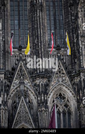 Colonia, Germania. 01st Jan, 2023. Come segno di lutto, la bandiera del ...