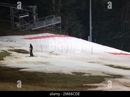 Preparazione della pista da discesa rossa su Sljeme per la gara di ...