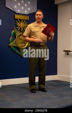 James Myung, United States Marine Corps Lt., accetta un premio al ...
