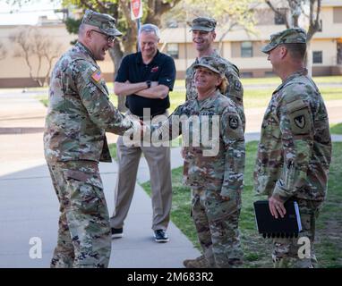 Il Col. Judson Gillett, comandante, 31st Brigata artiglieria della ...