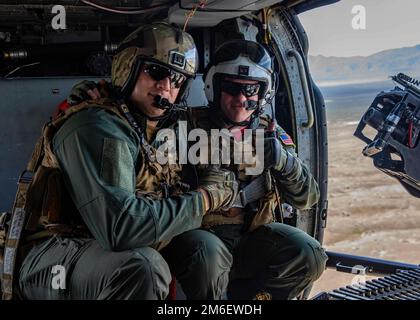 Il capitano Thomas Bodine, comandante dell'aeronautica militare navale ...