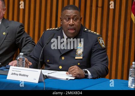 NEW YORK, NEW YORK - Gennaio 05: Il primo Vice Commissario Edward Caban ...