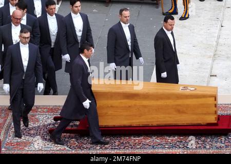 Funerali di Giuseppe Aloisio Ratzinger 'Papa Benedetto XVI' tenutisi a ...