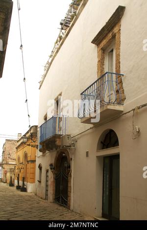Edifici nel centro storico di Racale Foto stock - Alamy