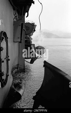Una vista dei danni causati al lato del porto a metà della sezione ...