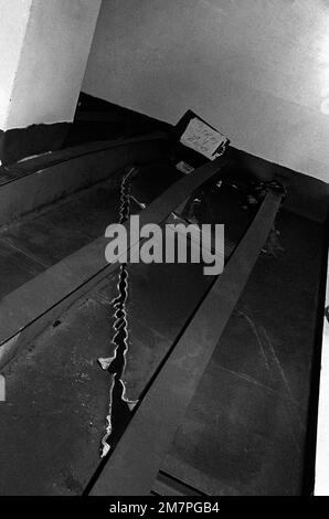 Una vista interna dei danni causati alla portaerei USS MIDWAY (CV41) in ...