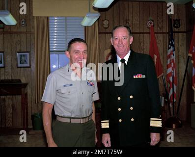Il tenente generale Richard E. Carey (a destra), comandante generale ...