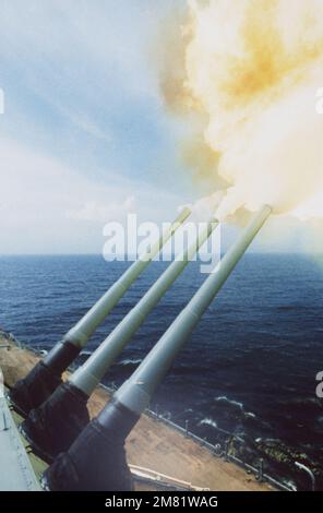 Un proiettile da 2.700 libbre viene sparato dal barile di una pistola ...