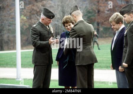 COL. Peter J. Rowe, ufficiale comandante della Basic School, si rivolge ...