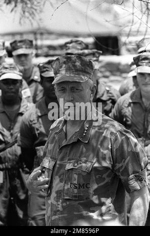 GEN Robert H. Barrow, comandante del corpo dei Marine, parla con altri ...