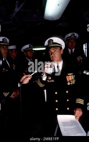 Donnell III saluta come VADM Joseph P. ragione arriva per la cerimonia ...