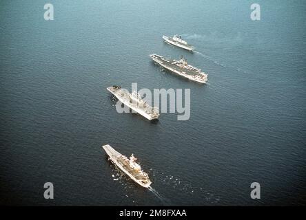 Quattro navi da tre nazioni navigano insieme durante l'esercizio NATO ...