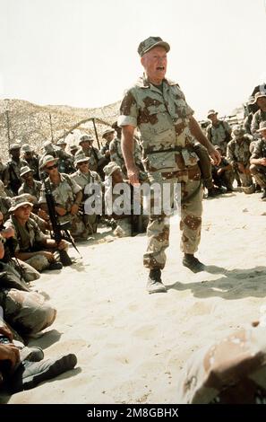 GEN. Alfred M. Gray, comandante del corpo dei Marine, si erge in cima a ...