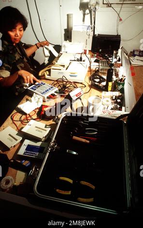 Hospital Corpsman First Class (HM1) CommissionG, a sinistra, preleva un ...