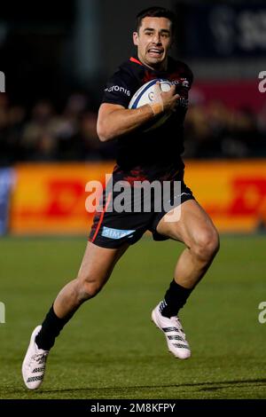 Saracens Alex Lozowski fa una prova sotto i posti durante la partita ...