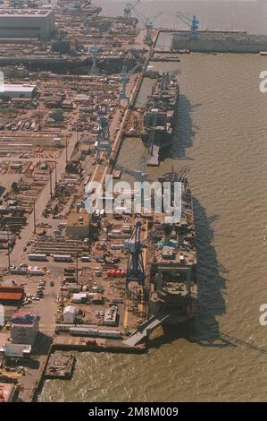 Vista aerea a poppa della nave da trasporto veicolo USNS Gordon (T-AKR ...