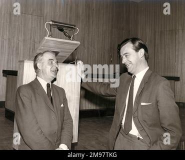 Il Dott. Archie Ballantyne, Segretario di Raes, ha lasciato, e Cecil ...