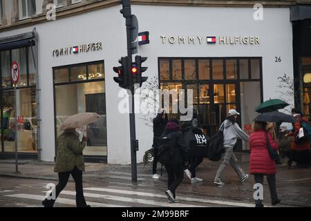 Copenaghen/Danimarca/17 Gennaio 2023/le persone camminano nelle piogge ...