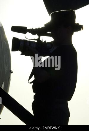 IL SERGENTE Angela Evans, US Air Force (USAF), (a destra), videografo ...