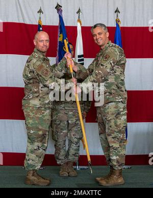 Mathew Gaetke, 51st comandante del gruppo operativo, a sinistra, riceve ...