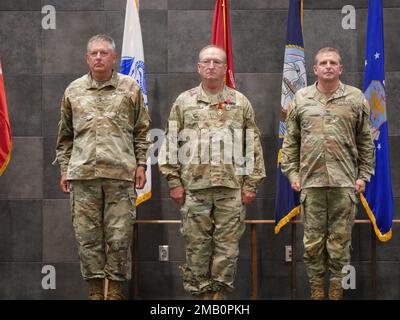Chief Warrant Officer 5 Jimmy Graham (centro) riceve la Legione del ...