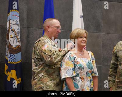 Chief Warrant Officer 5 Jimmy Graham (centro) riceve la Legione del ...