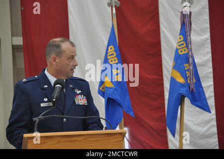 Stuart Martin, comandante del gruppo di manutenzione 908th, si rivolge ...