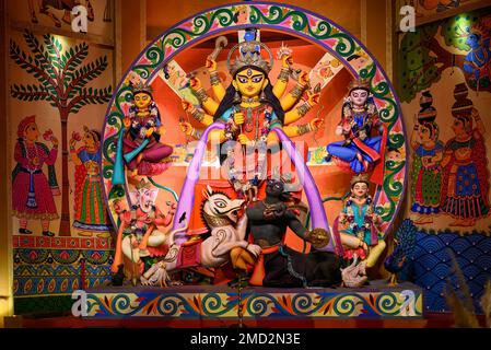 La dea Durga Degidol decorato a pandal puja a Kolkata, Bengala ...