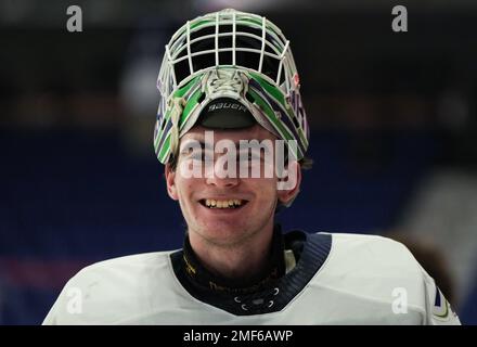 Il portiere dei Seattle Thunderbirds Scott Ratzlaff fa una pausa ...