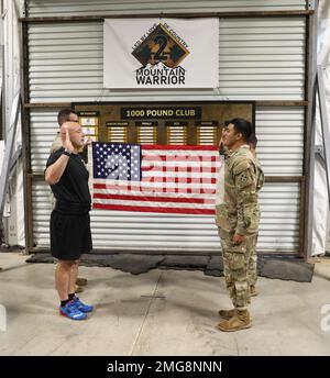 David Luna con Charlie Company, 1st Battaglione 41st pose da reggimento ...