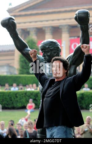 La statua in bronzo di Sylvester Stallone come Rocky Balboa al di fuori ...
