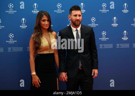 Lionel messi e la moglie Antonella Roccuzzo arrivano al Larreus World ...