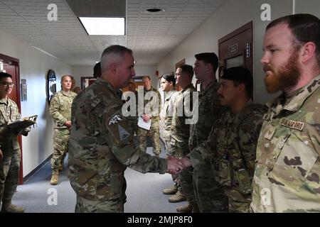 Il Lt. Gen. Stephen N. Whiting, comandante delle operazioni spaziali ...