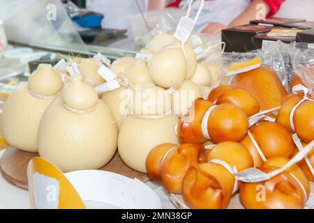Vendita di formaggi di diverse varietà di Silano affumicato e Bianca ...