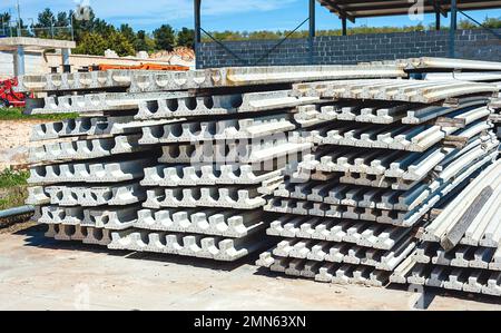 pali in cemento a trave corta i in fabbrica. barre in cemento armato ...
