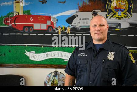 Jay Scott, un ispettore antincendio assegnato al 6th ingegneria civile ...