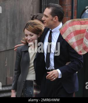 Tom Hardy e Emily Browning sul set del loro nuovo film 'Legenda' dotata di: Tom Hardy,Emily ...