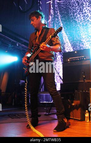 La chitarrista britannica Jamie Hince, fiance del top model Kate Moss ...