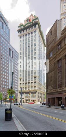 Pittsburgh Downtown: L'alto edificio a cupola rossa Midtown Towers è ...
