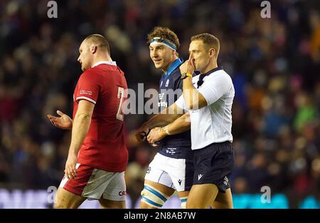 L'arbitro Andrew Brace con il capitano della Scozia Jamie Ritchie e il ...